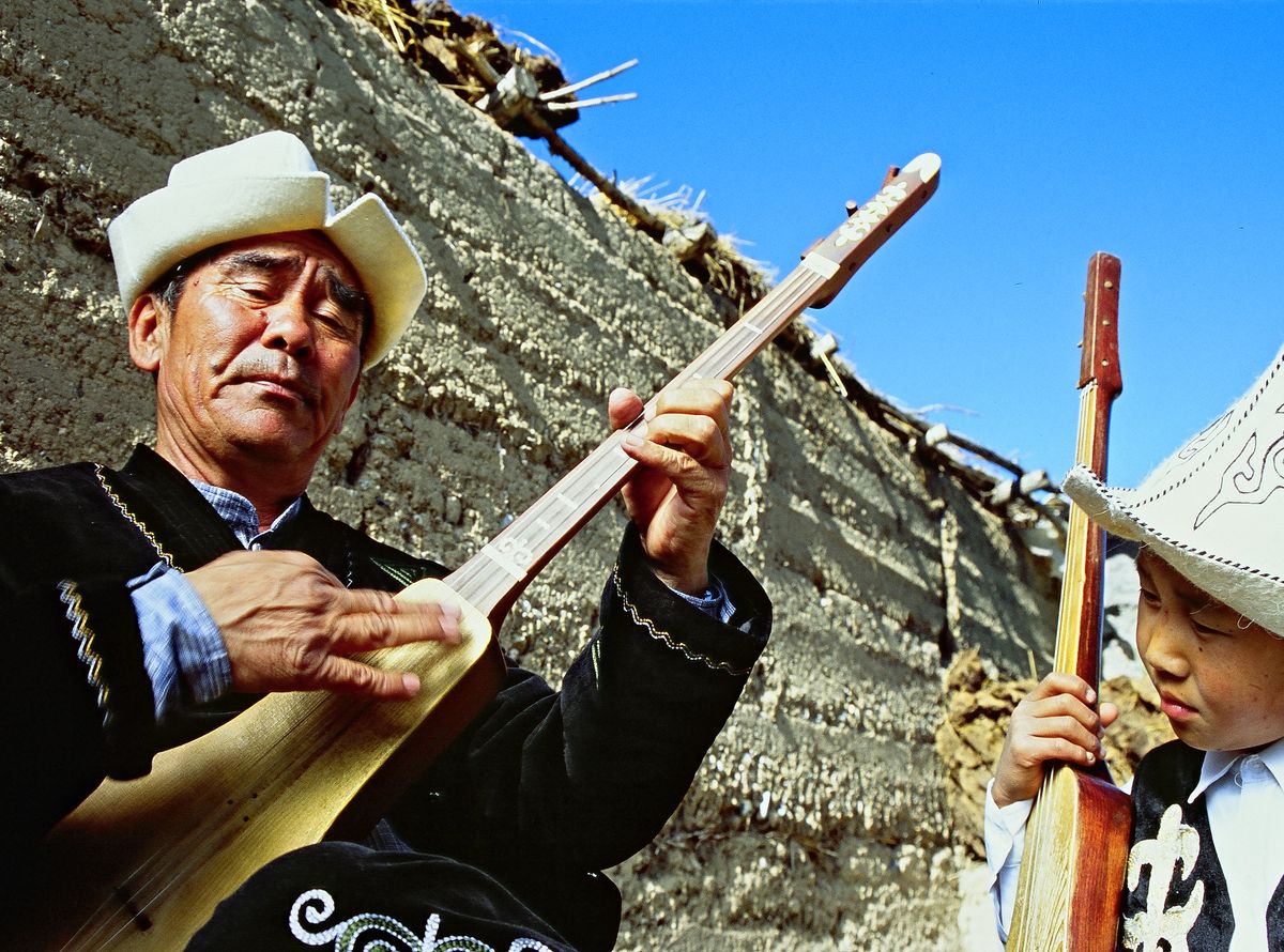 40 Central asian musicians and dancers on Tour in Europe