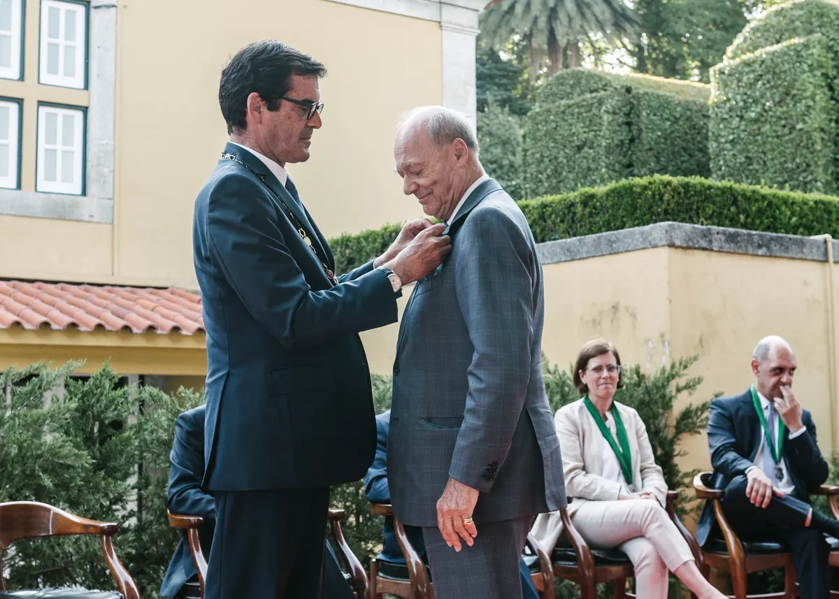 Prince Amyn receives Medal of Honour of the City of Porto