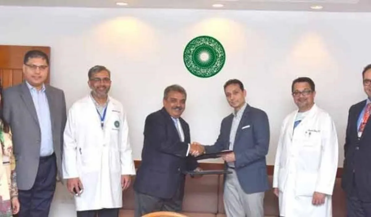 AKU alumni donate $250,000 to alma mater to support disadvantaged doctors