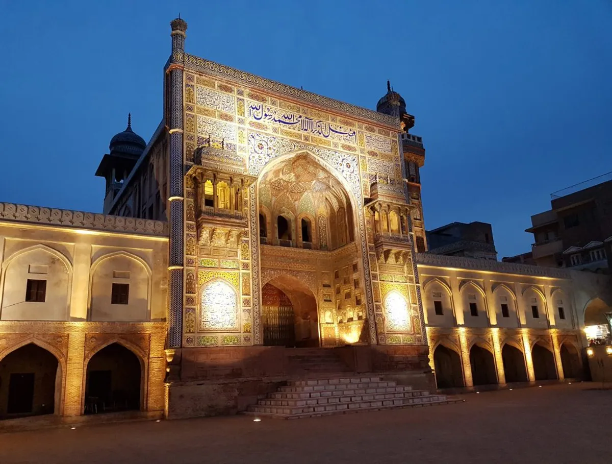 An iconic Pakistani mosque’s plaza is public once more